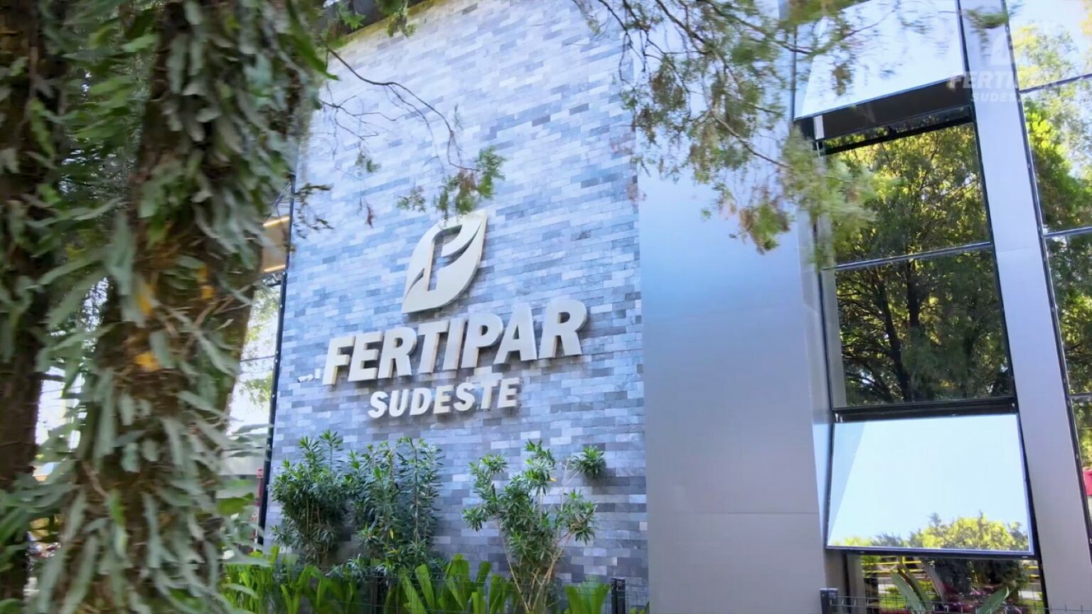 Comemorando 25 anos, Fertipar Sudeste tem estrutura para entregar adubo ...